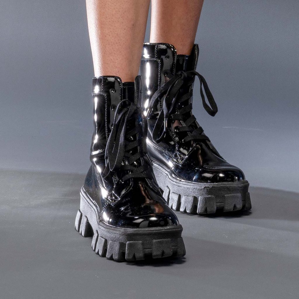 Botas negras – AKÍ